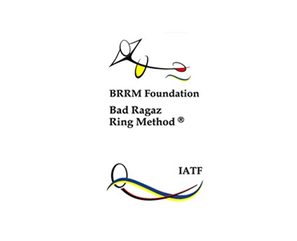 Instructora de Hidrokinesis con una paciente en la piscina